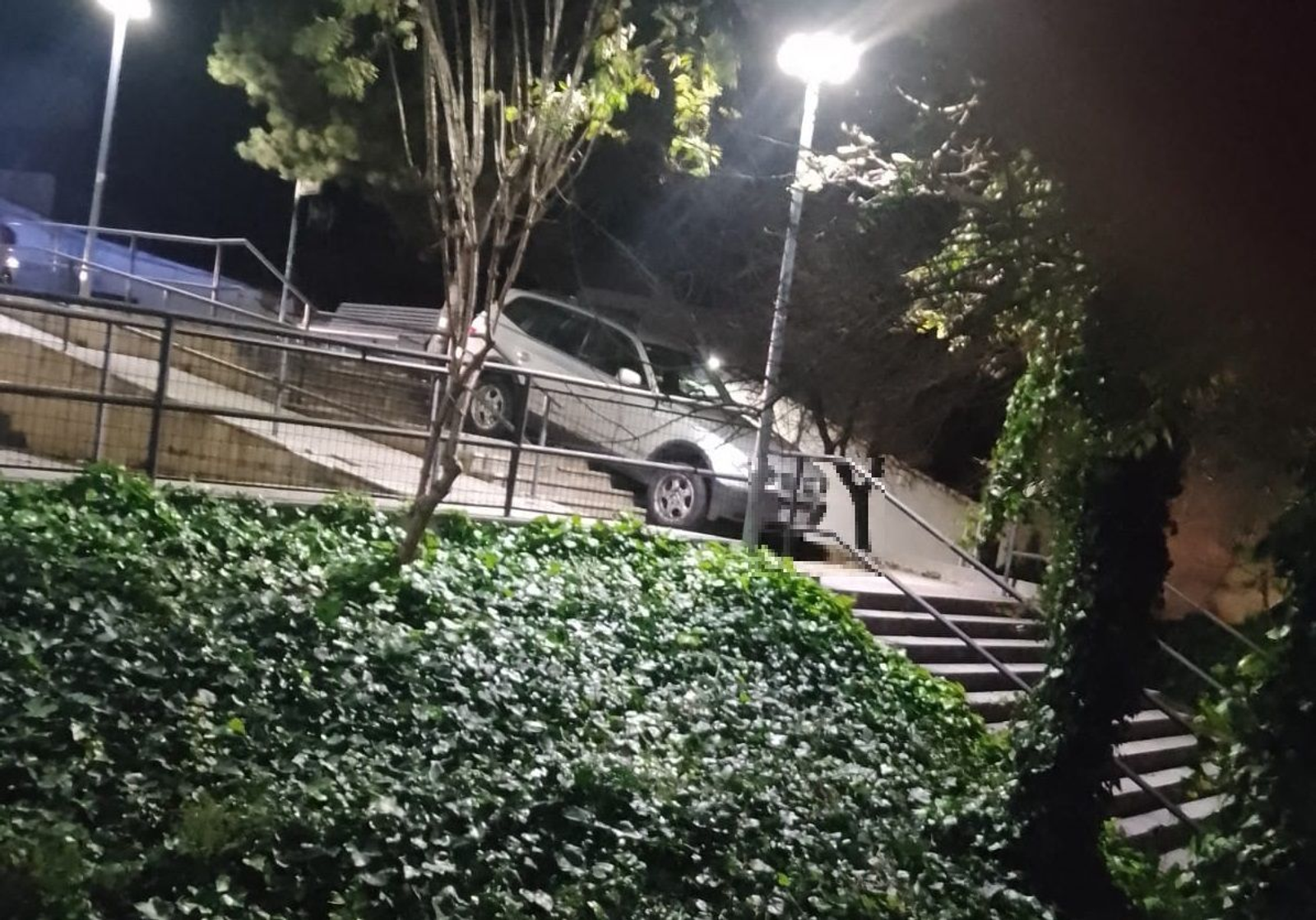 Un coche se precipita por unas escaleras en la calle Atalaya de Cabrerizos