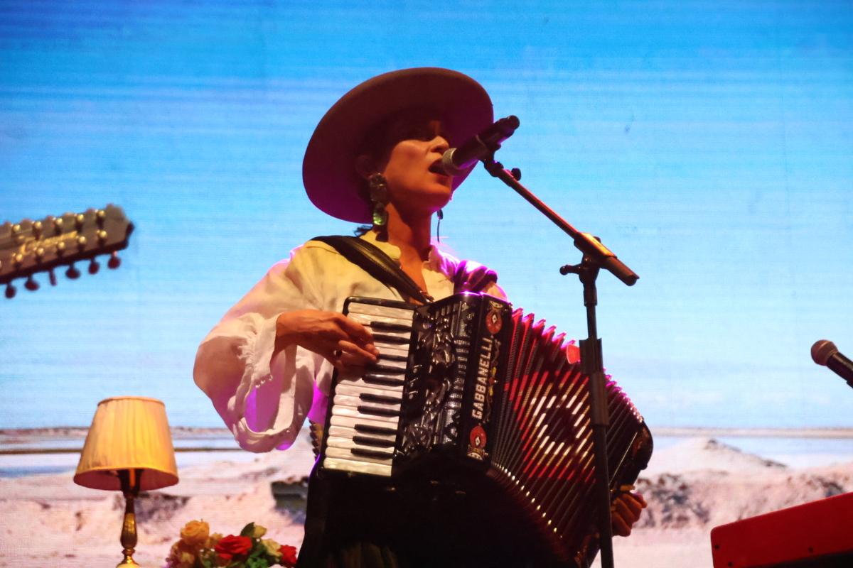 La Plaza Mayor Se Rinde A Julieta Venegas En La Primera Gran Noche De