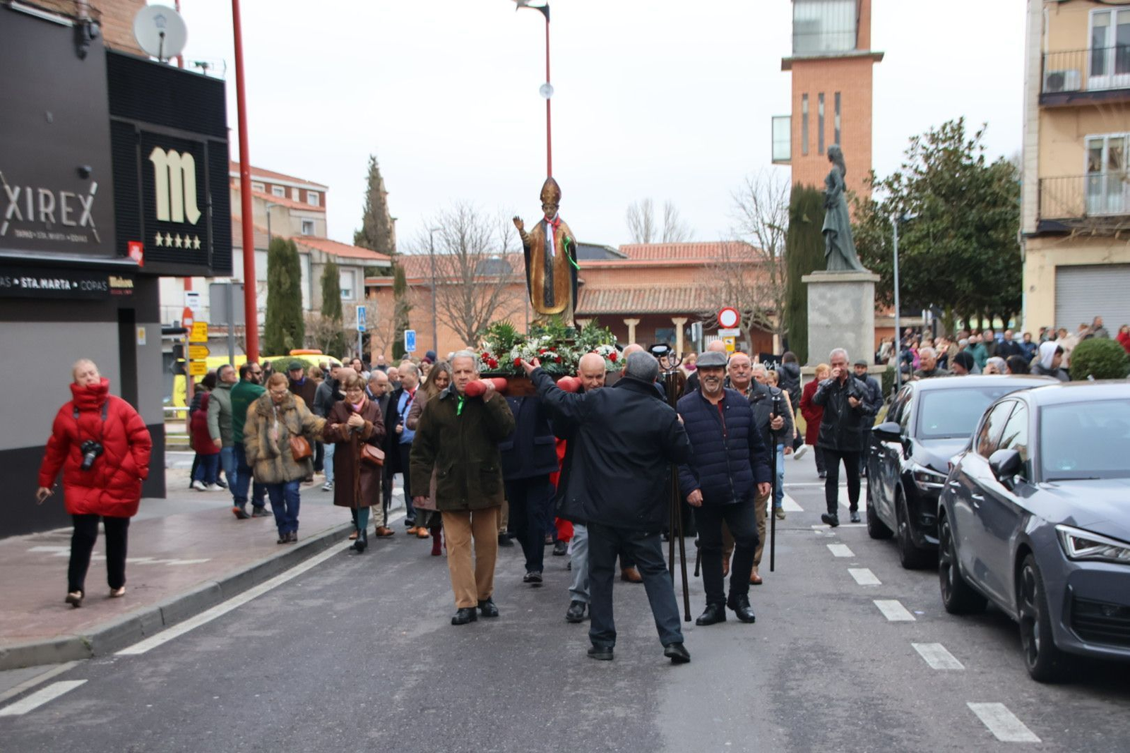 Gargantillas de colores y procesión para honrar a San Blas en Santa ...